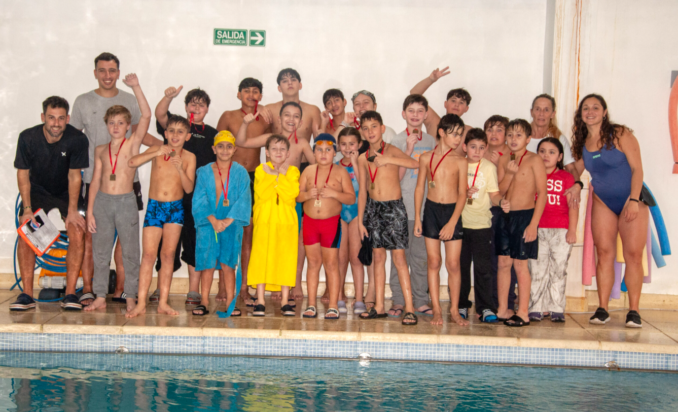 Alumnos de la escuela municipal de natación participaron en un ...